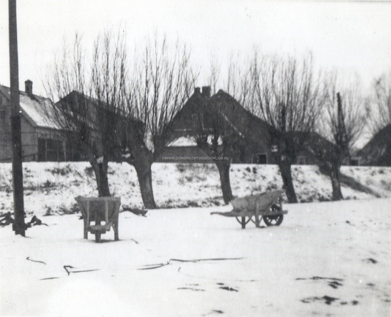 Foto's van Vaandrig de Braal van de 25ste Afdeling Artillerie tijdens ...